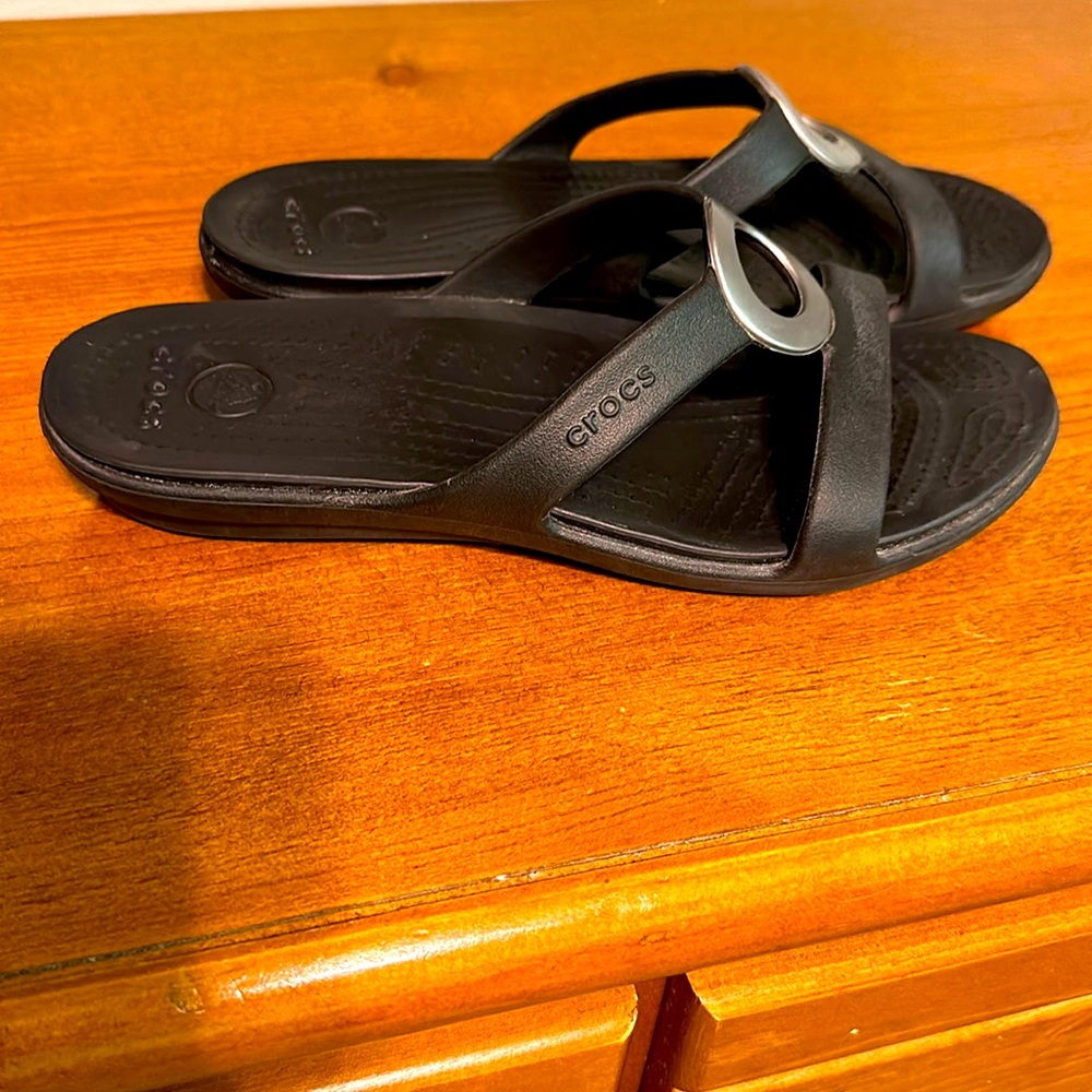 Crocs Rare Black Sanrah Circle Slide Sandals - Gem